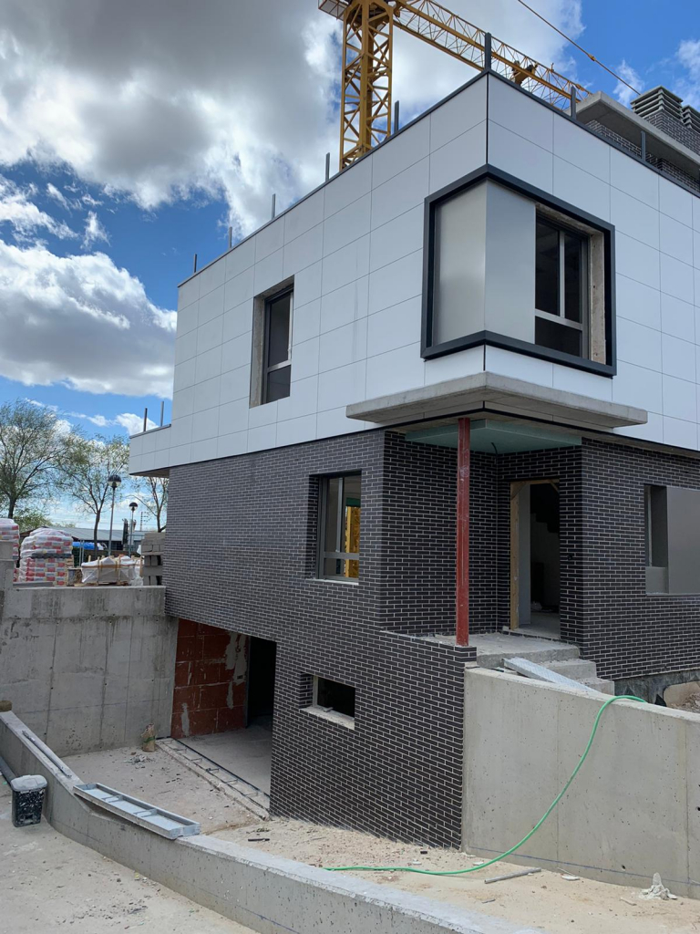 Ejecución de las fachadas a buen ritmo en C/ Siete picos - Sasolar 2020 ...